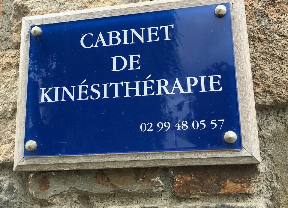 Comment créer une plaque professionnelle de médecin ? – PictoSigns Blog